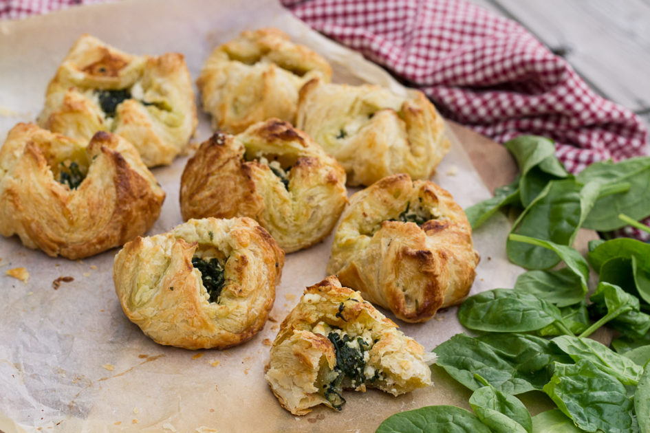 Smördegsknyten med spenat - Sara Bäckmo