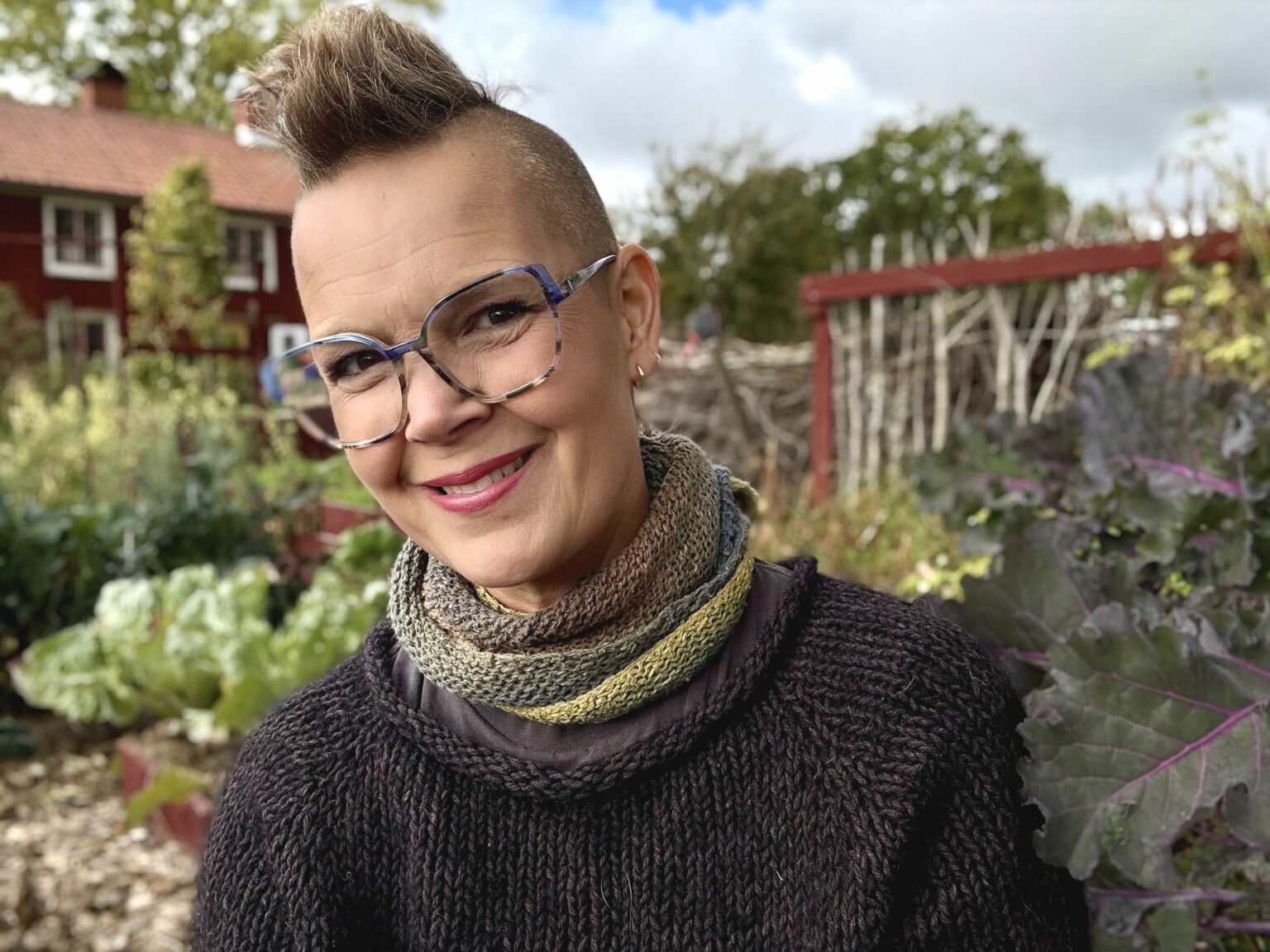 Stekt mangold med färsk vitlök - Sara Bäckmo